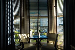 Quarto Duplo (Sea View) | Camas de colchão Select Comfort, cofre no quarto, secretária 