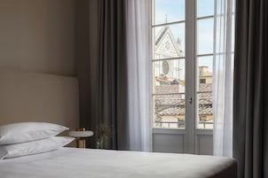 Quarto Deluxe | Roupa de alta qualidade, minibar, cofre no quarto, secretária
