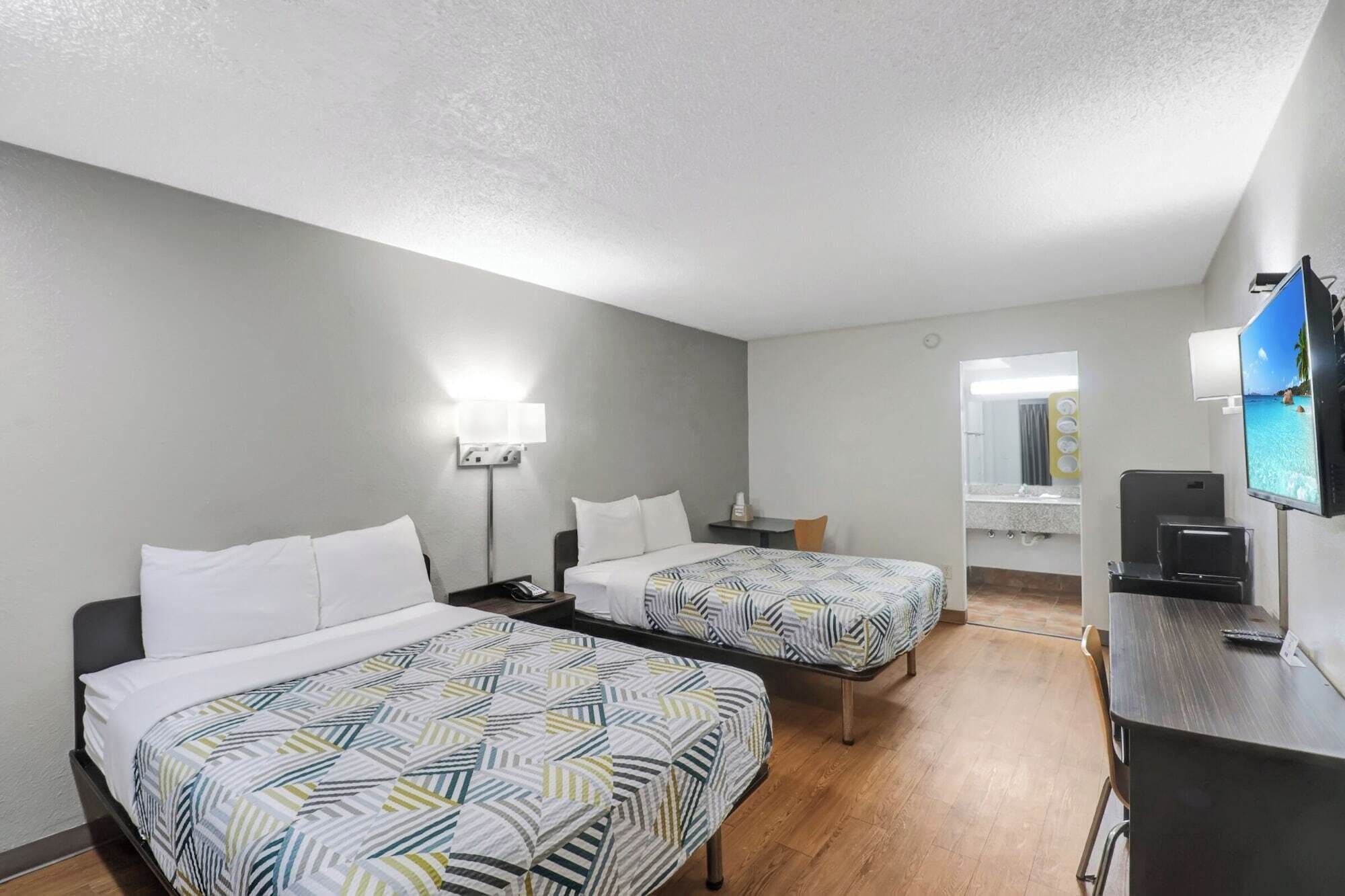 Escrivaninha, cortinas blackout, ferros/tábuas de passar roupa