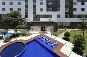 Piscina externa, funciona das 8h às 20h, guarda-sóis, espreguiçadeiras