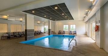 Piscina interna, funciona das 8h às 20h, espreguiçadeiras