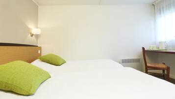 Quarto Standard, 2 camas individuais | Roupa de alta qualidade, secretária, cortinas/cortinados opacos