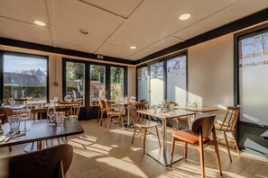 Pequenos-almoços, almoços, jantares servidos, cozinha francesa 
