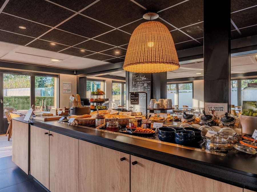 Café da manhã com buffet diário (EUR 13.90 por pessoa)