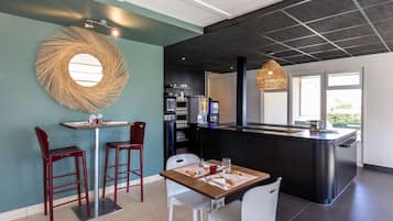 Pequenos-almoços, almoços, jantares servidos, cozinha regional