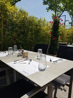 Almoços e jantares servidos, incluindo cozinha francesa 