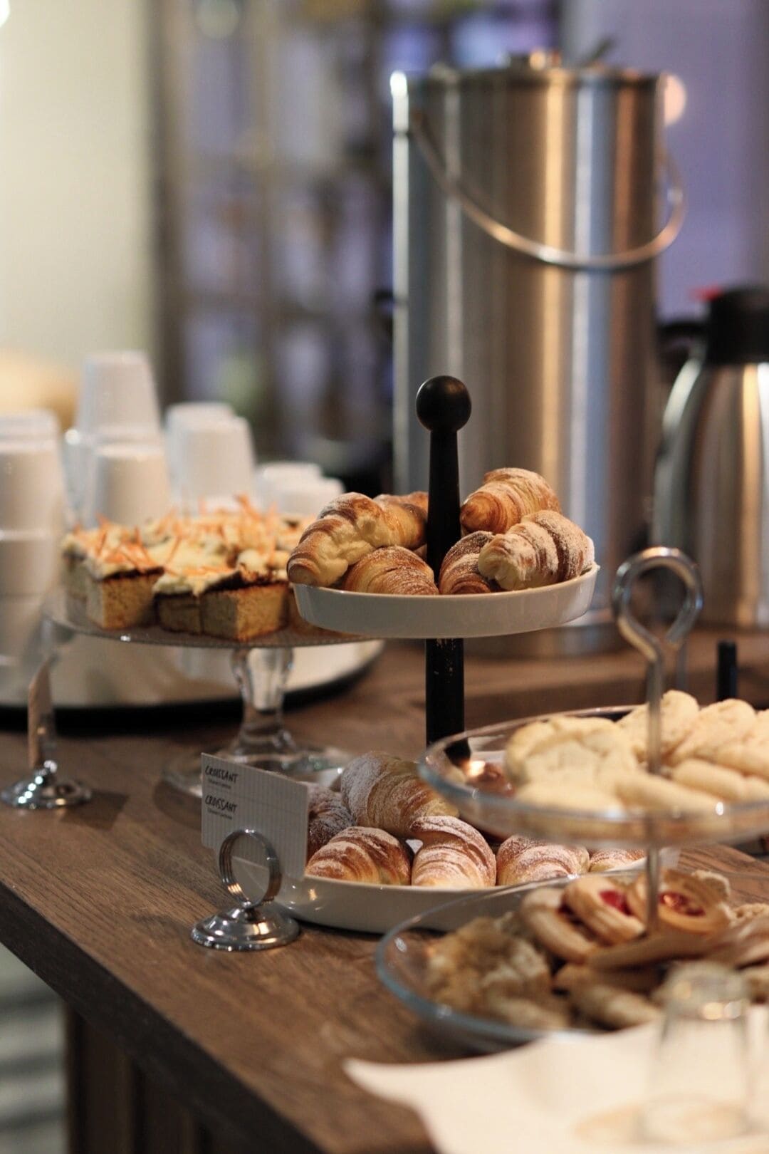 Um buffet com diversas opções de doces e sobremesas.