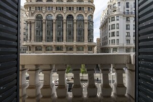 Quarto quádruplo, vista para a cidade (Gran Vía View) | Frigobar, cofres nos quartos, escrivaninha, cortinas blackout