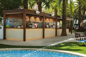 2 bares/lounges, um bar junto à piscina 