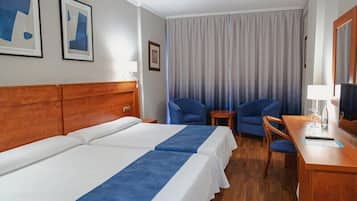Minibar, secretária, roupa de cama fornecida