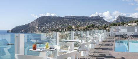 Bar à beira da piscina