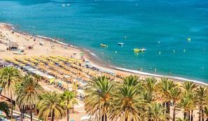 Perto da praia, praia de areia branca 