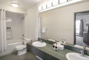 Quarto lua de mel | Banheiro | Chuveiro/banheira combinados, secador de cabelo, toalhas de banho 