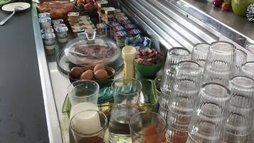 Café da manhã com buffet todos os dias (EUR 10 por pessoa)