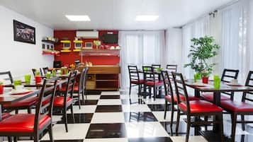 Café da manhã com buffet diário (EUR 9 por pessoa)