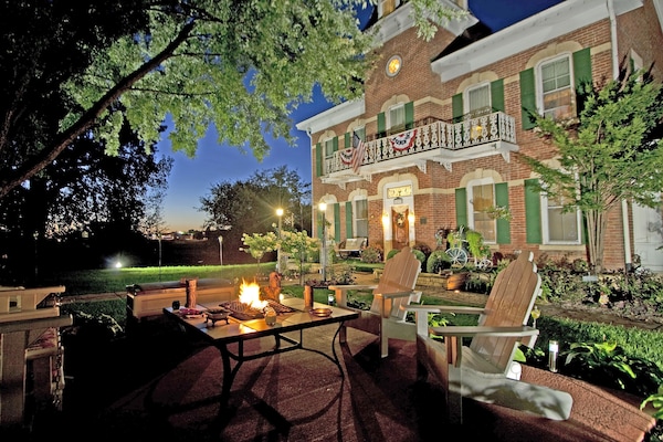 Cloran Mansion Bed & Breakfast - Illinois