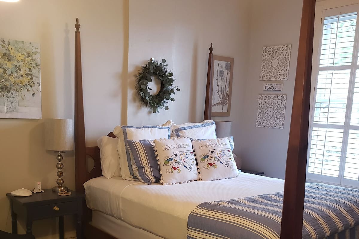 Quarto | Roupas de cama premium, espaço de trabalho para notebook
