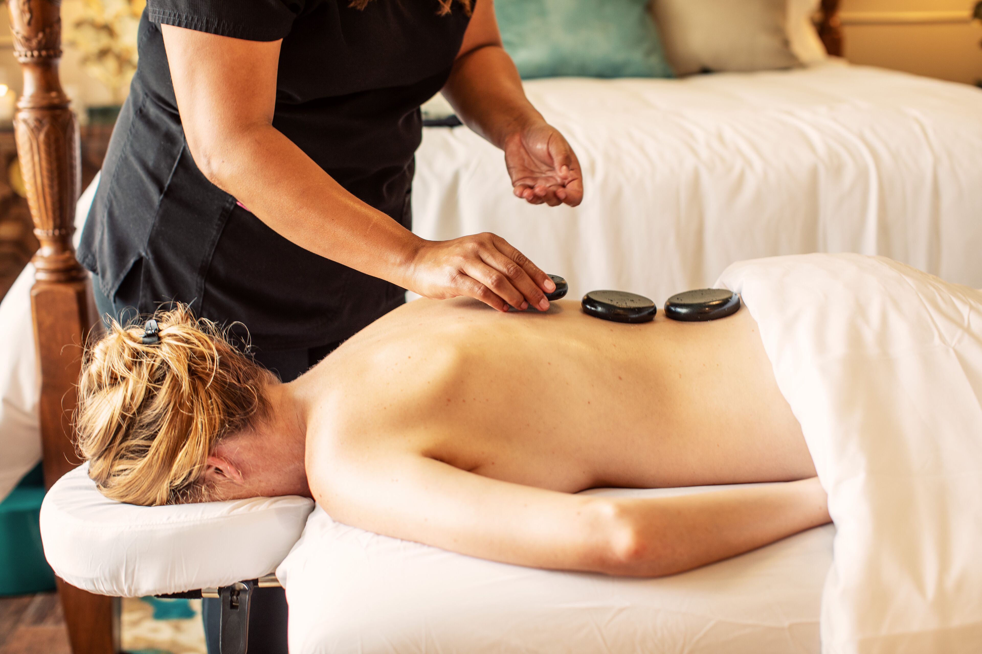 Aromaterapia, massagens de pedras quentes 