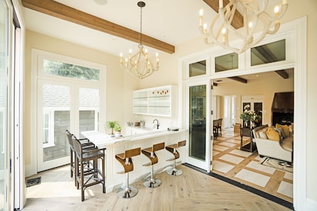 Bar (na propriedade). The McClelland House