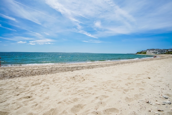 Na praia, praia de areia branca