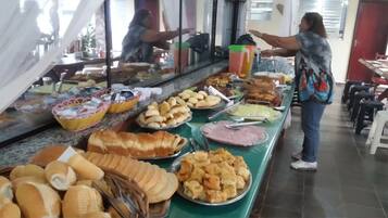 Café da manhã com buffet grátis todos os dias