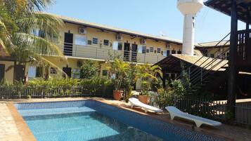 Piscina exterior, espreguiçadeiras