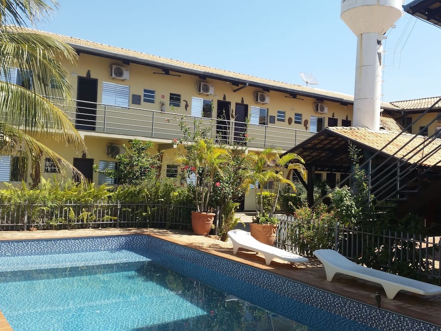 Piscina externa, espreguiçadeiras