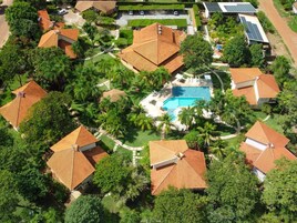 Piscina interior, piscina exterior, guarda-sóis 