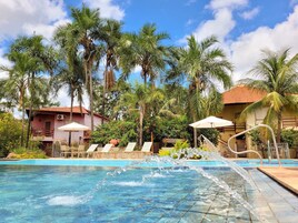 Piscina interior, piscina exterior, guarda-sóis 
