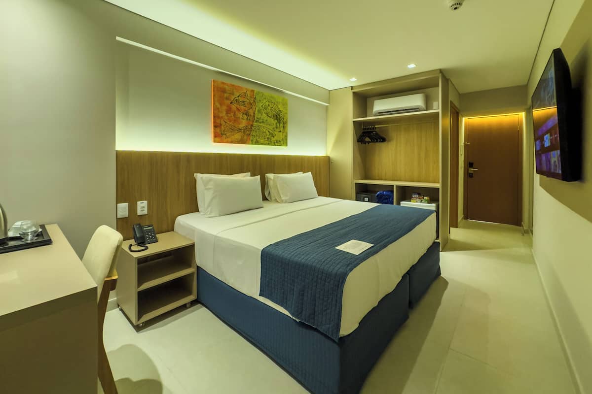 Quarto Duplo Deluxe, 1 cama king-size, Vista para a cidade | Minibar, cofre no quarto, secretária