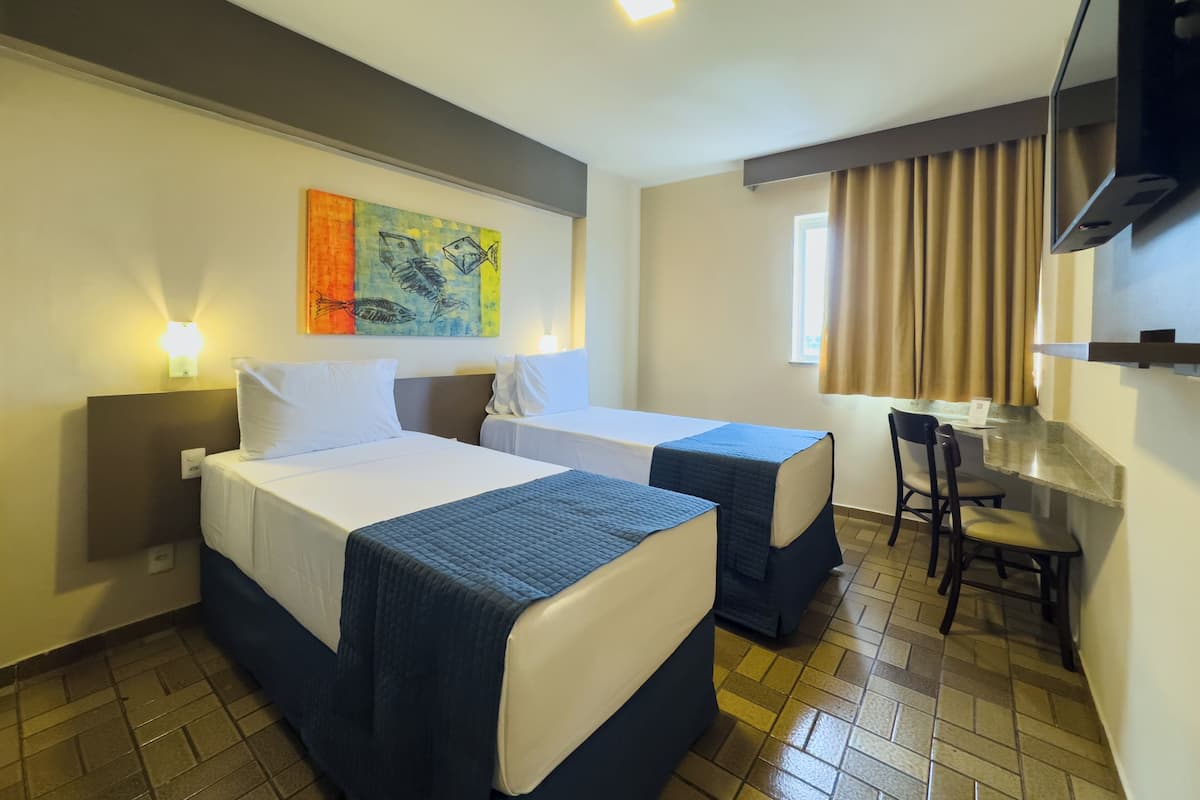 Quarto Twin Standard, 2 camas individuais | Minibar, cofre no quarto, secretária