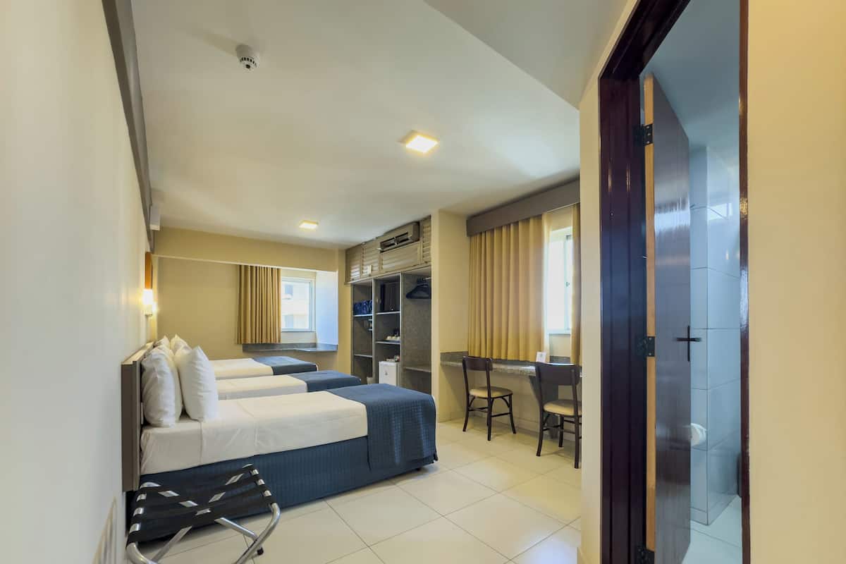 Quarto Quádruplo Standard, várias camas, Vista para a cidade (Accessible) | Minibar, cofre no quarto, secretária