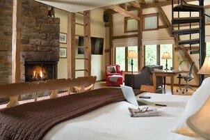 Roupas de cama premium, escrivaninha, Wi-Fi de cortesia, despertadores