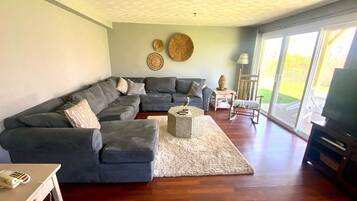Apartamento Comfort, 2 quartos, não fumadores, 2 casas de banho | Sala de estar | Televisor de 32 polegadas com canais por cabo