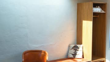 Quarto clássico, 1 quarto, vista para o pátio | Roupas de cama premium, ferros/tábuas de passar roupa, Wi-Fi de cortesia