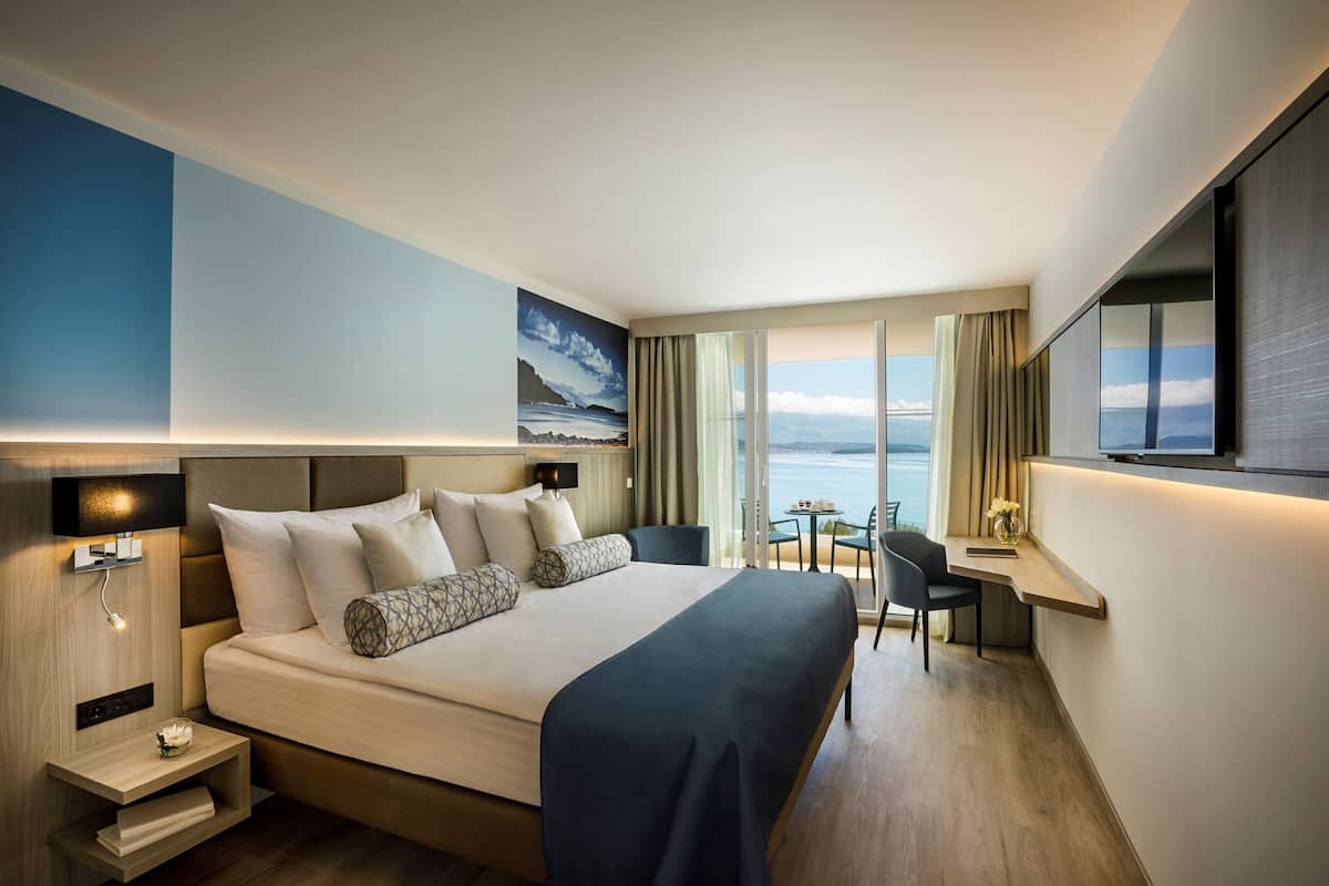 Minibar, cofre no quarto, secretária 