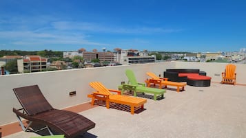 Terraço com espreguiçadeiras