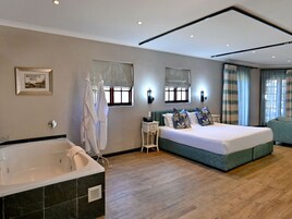 Suíte estúdio executiva | Roupas de cama premium, camas Select Comfort, escrivaninha