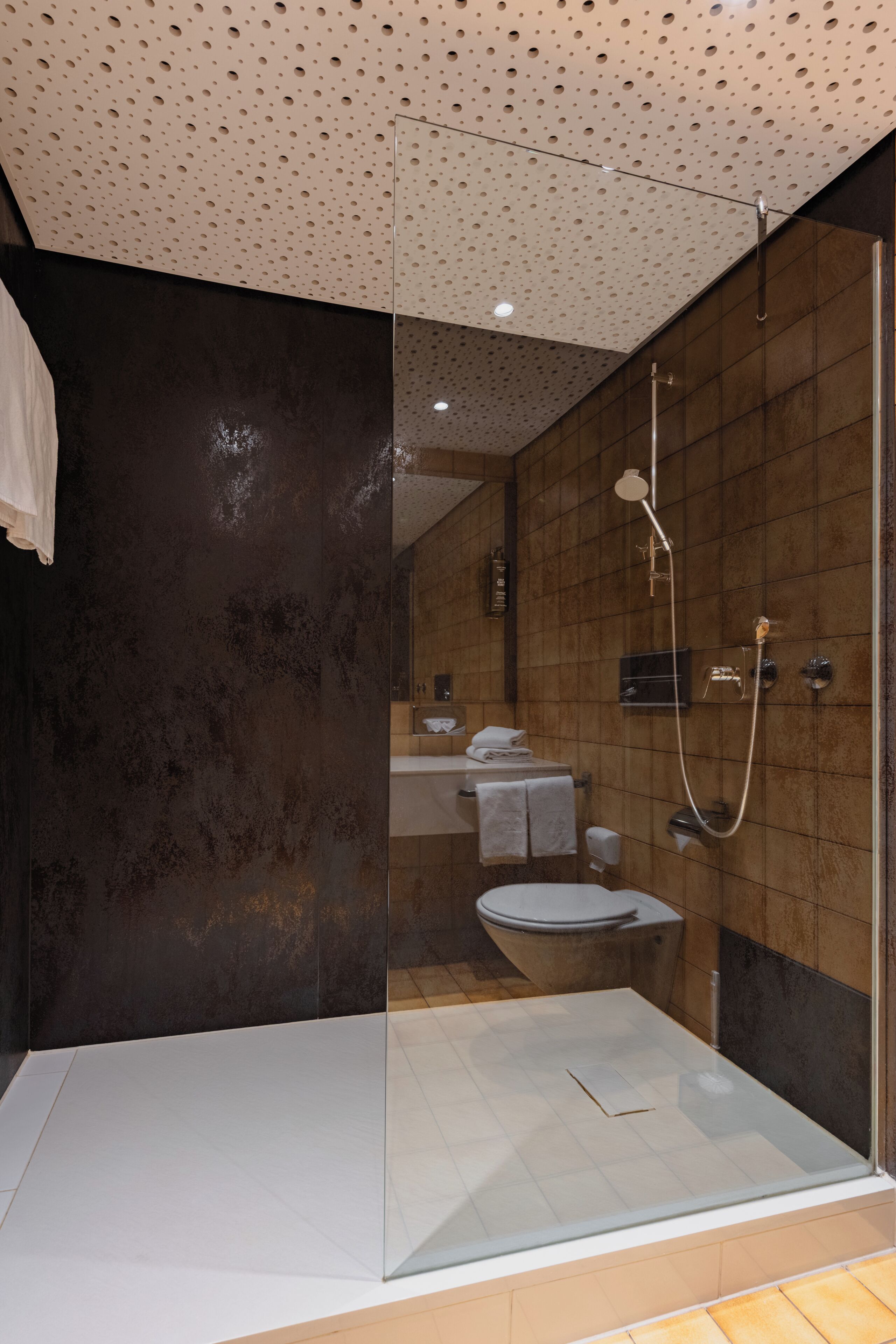 Quarto Familiar | Casa de banho | Artigos de higiene pessoal grátis, um secador de cabelo, roupões 