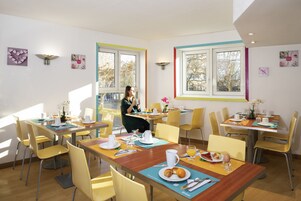 Café da manhã continental todos os dias (EUR 16 por pessoa) 