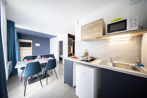 Apartamento Premium, 1 quarto | Sala de estar | TV de ecrã plano 