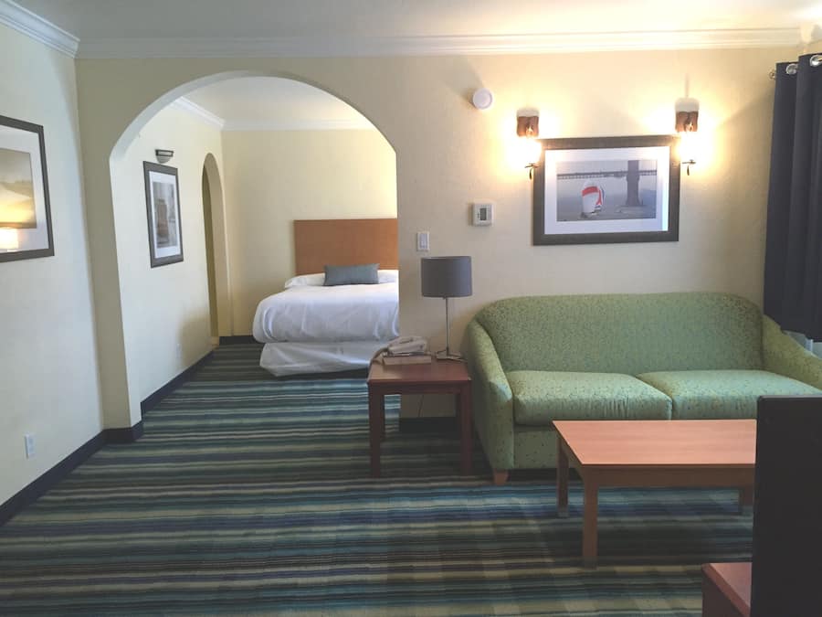 Family Room Suite w/ Sofa Bed | Sala de estar | Televisor