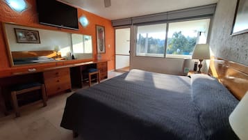 Quarto, 1 cama king-size | Cofre no quarto, com decoração personalizada