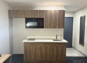 Quarto, 1 cama King, para não fumantes (Efficiency) | Cozinha privada | Geladeira, micro-ondas