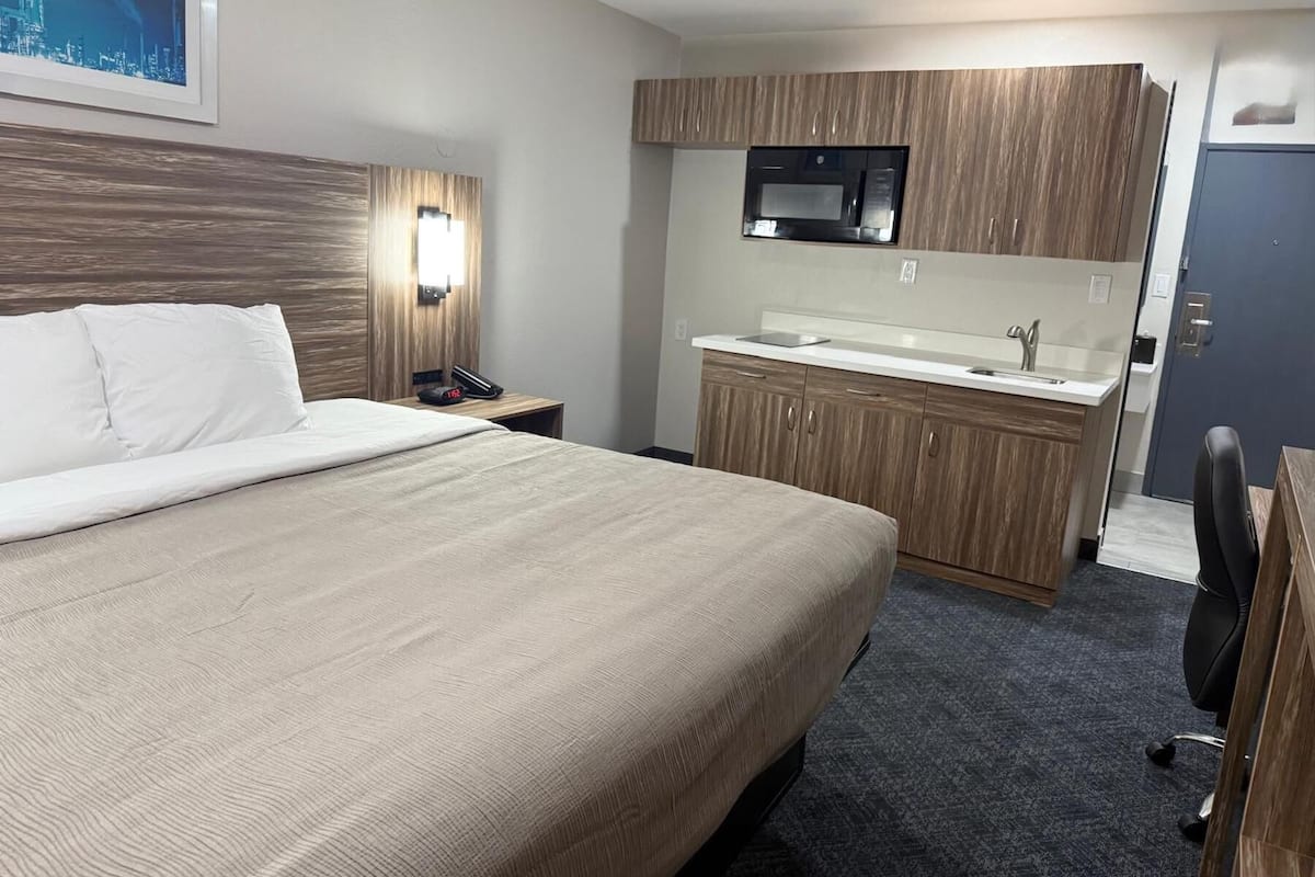 Quarto, 1 cama king-size, não fumadores (Efficiency) | 1 quarto, Wi-fi grátis