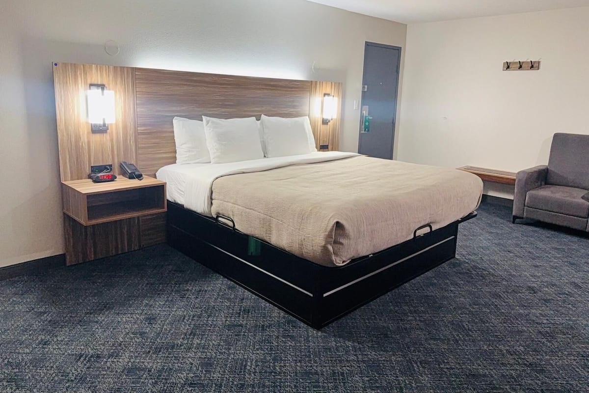 Suite, 1 cama king-size, não fumadores | 1 quarto, Wi-fi grátis