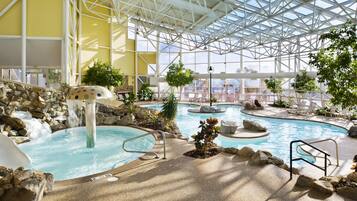 2 piscinas interiores, piscina exterior sazonal, guarda-sóis