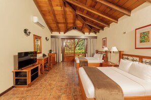 Vila, 2 camas de casal, terraço, vista para o jardim | Frigobar, cofres nos quartos, individualmente mobiliados, escrivaninha