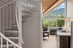 Loft, 2 quartos | Cofres nos quartos, ferros/tábuas de passar roupa, Wi-Fi (sobretaxa)