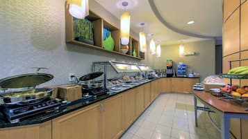 Café da manhã com buffet grátis todos os dias
